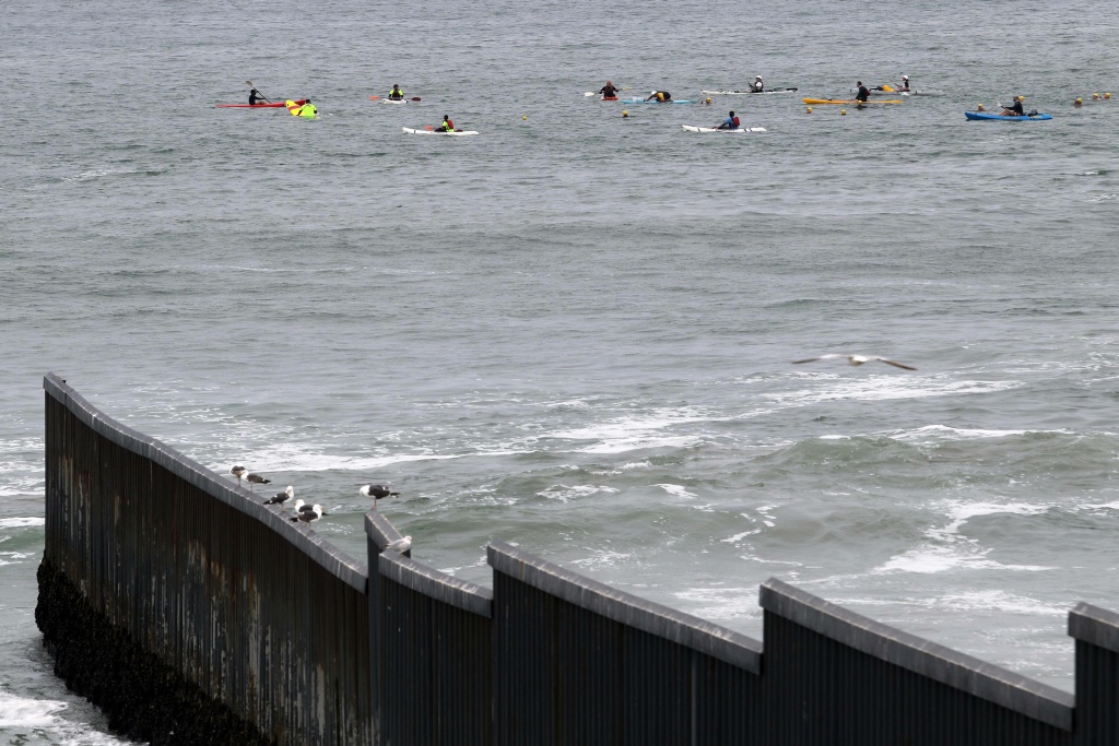 Slideshow: Swimming across the US-Mexico border to support immigrants ...